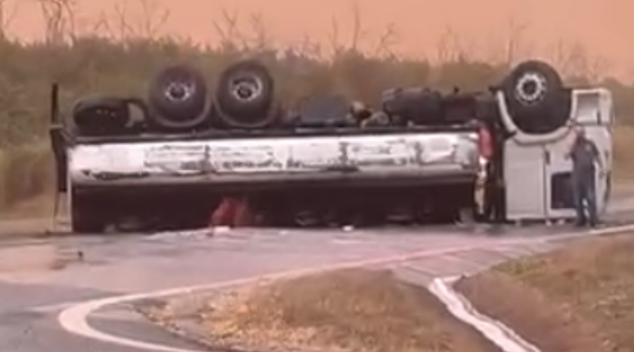 Caminhão carregado de combustível tomba na Anhanguera - Jornal NovaCidade - Orlândia e região